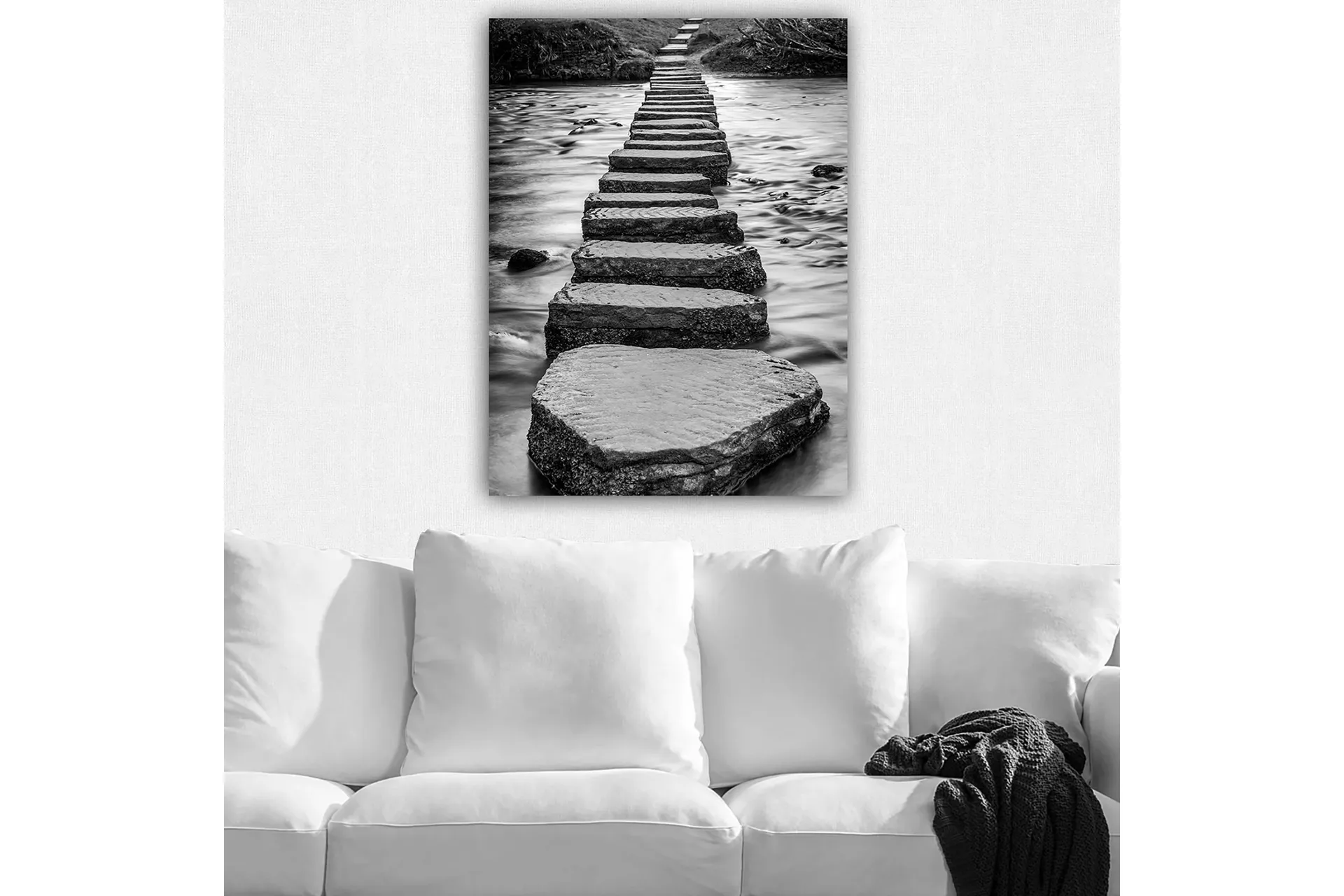 Canvastavla 70x100 cm - Svartvit bild av stenar som bildar en väg över ...